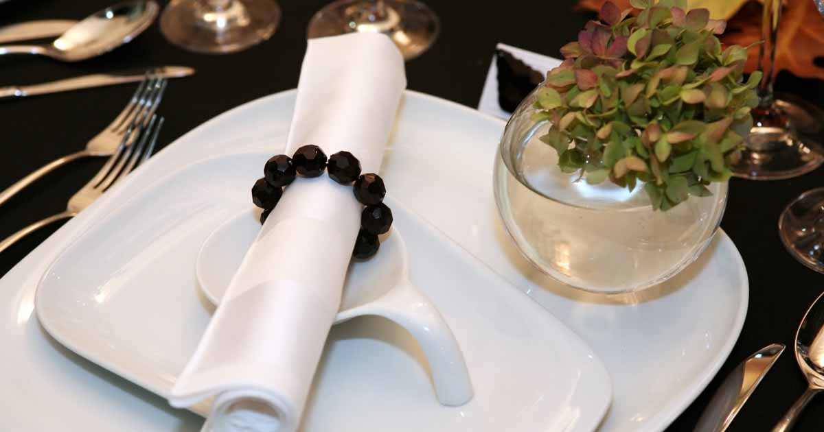 8 Dining Etiquettes That Spell Out Bizarre | HungryForever