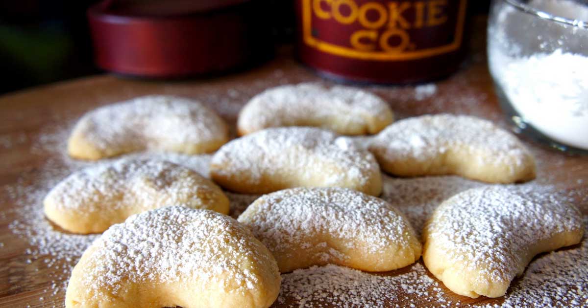 7 Things To Keep You Company During The Rare Lunar Eclipse | HungryForever