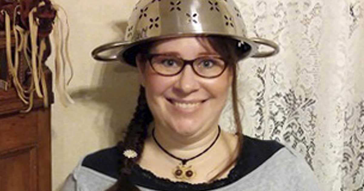 This Woman Wore A Spaghetti Colander For Her Drivers License Photo ...