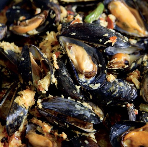 Mussels with dry coconut Recipe - HungryForever Food Blog