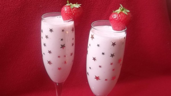 Strawberry lassi Recipe - HungryForever Food Blog