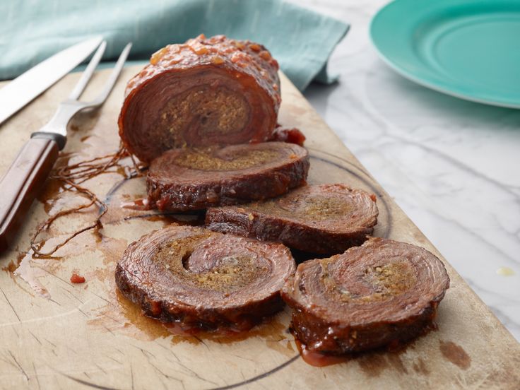 Braciole Recipe (Italian Beef Rolls with Tomato Sauce) - HungryForever
