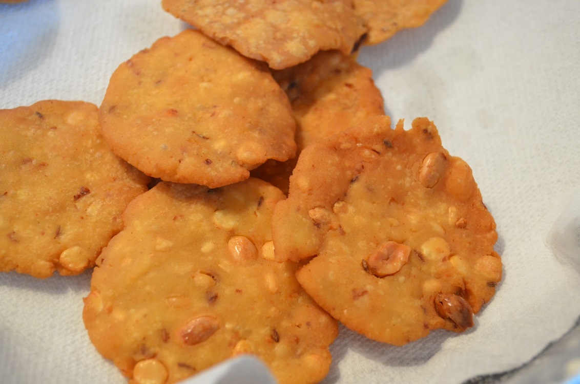 Thattai Recipe | How To Make Thattai | Thattai Murukku | HungryForever