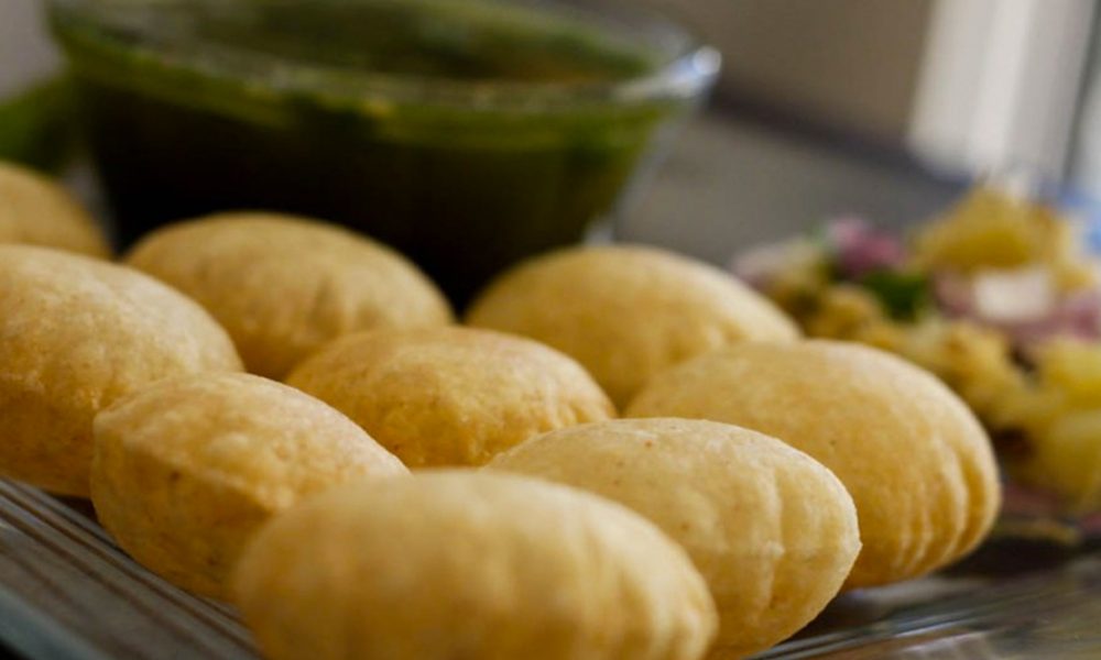 Crunchy puris (golgappa) with fillings of Potato