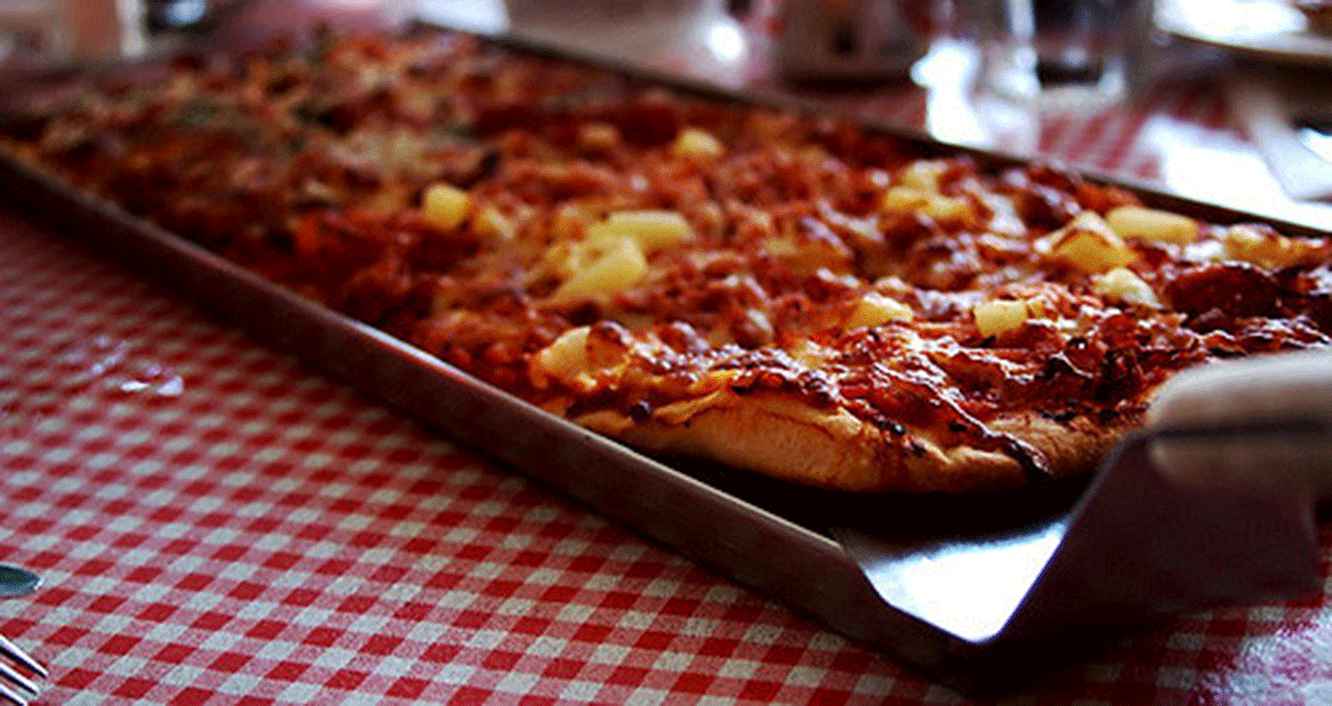 Challenge Yourself And Your Friends For Finishing One-Metre Long Pizza ...
