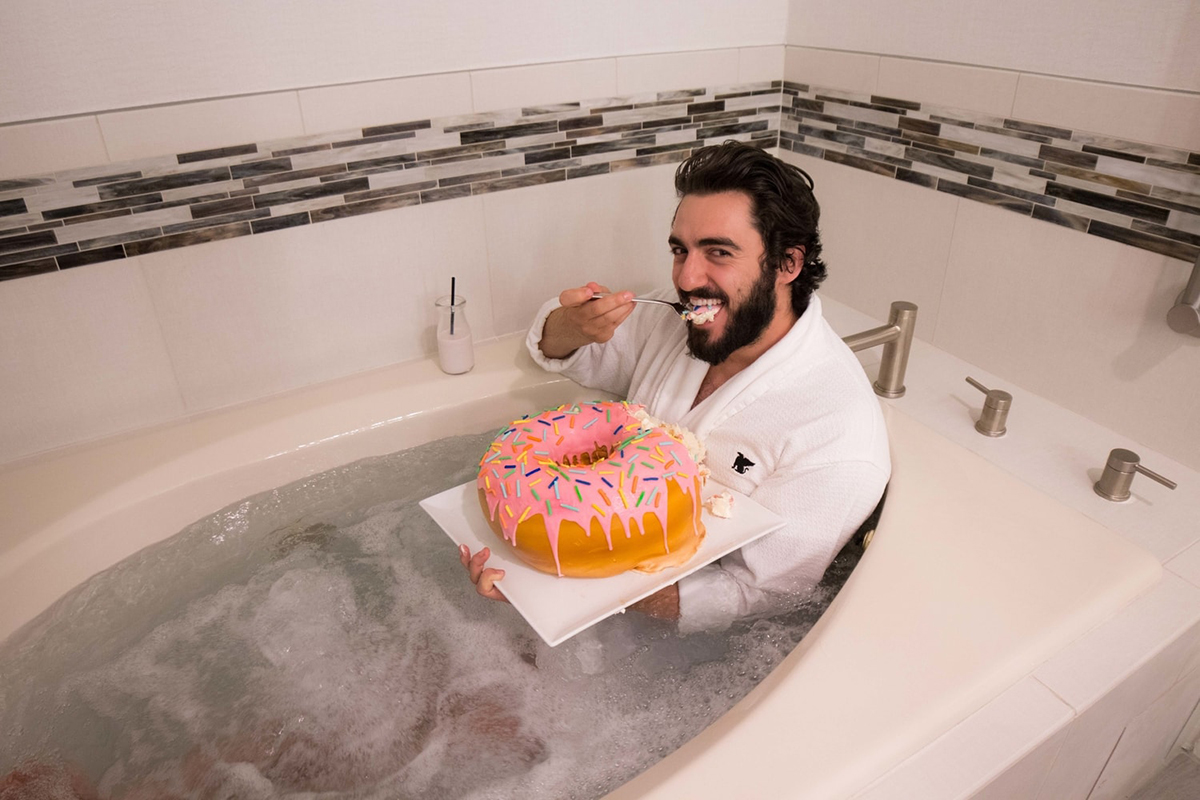 This California Hotel Can Deliver A 10 Pound Donut In The Room ...