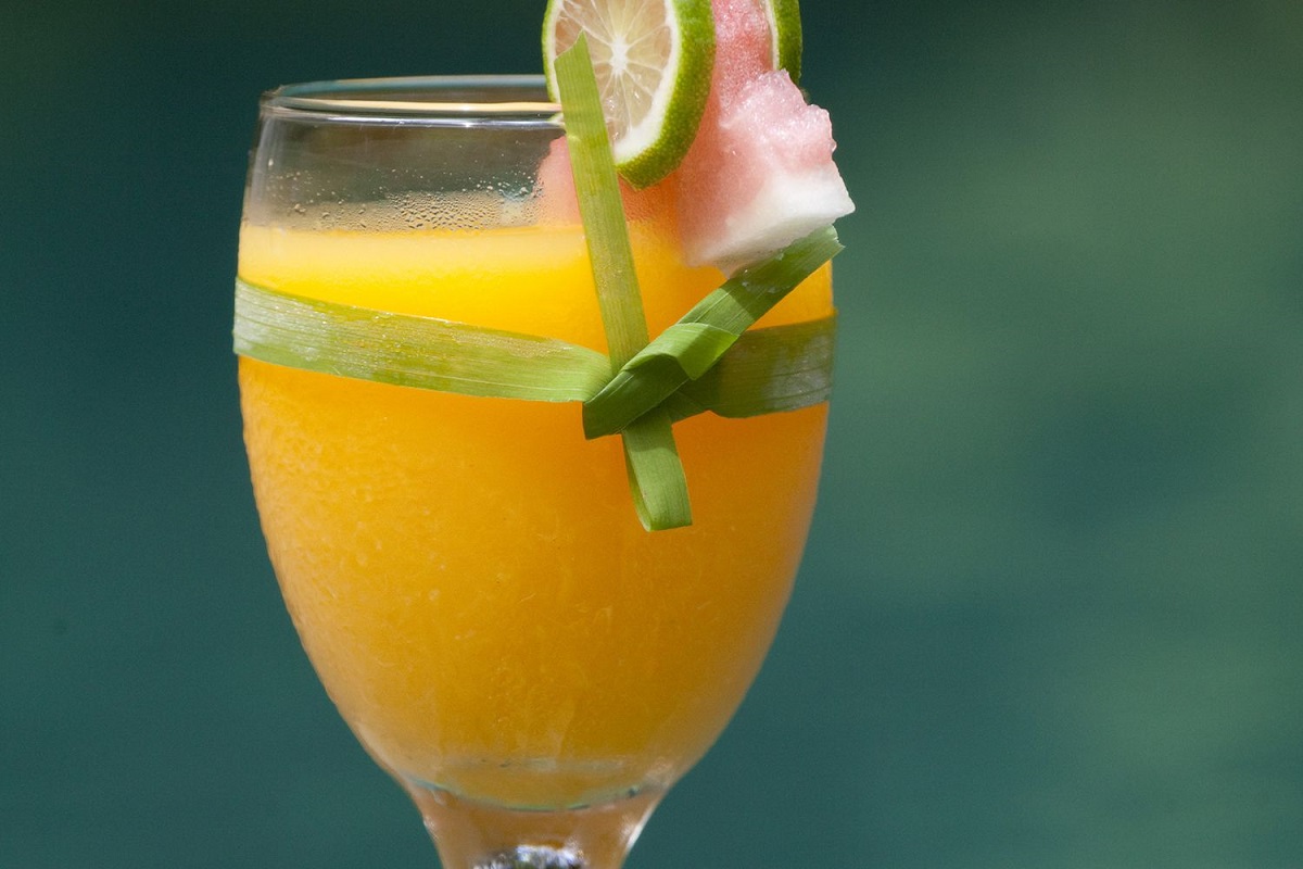 French Sparkle Cocktail - HungryForever Food Blog