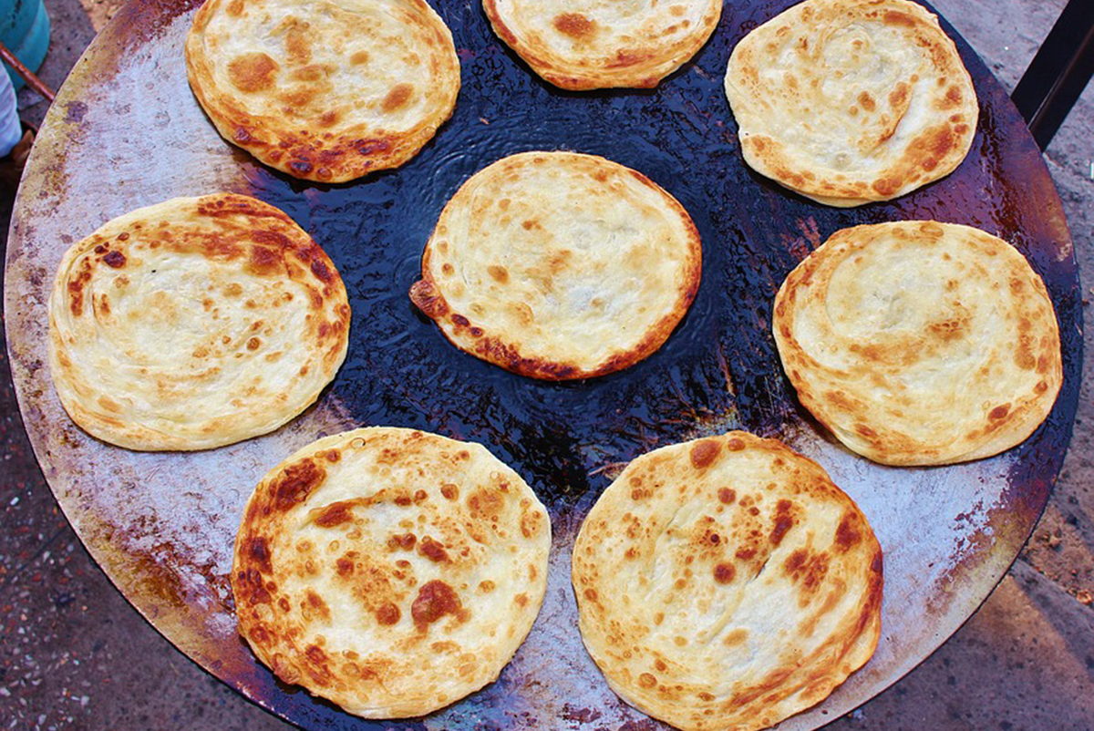 Rang De Basanti Aloo Paratha Recipe In Hindi - HungryForever Food Blog