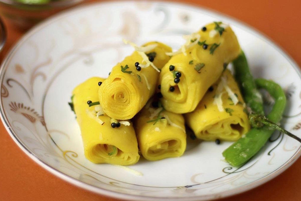 Khandvi Recipe (Hindi) - HungryForever Food Blog
