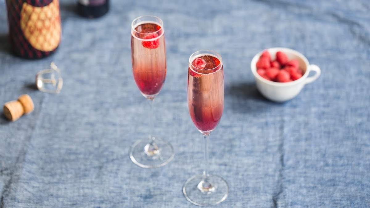 Kir Royale Cocktail - HungryForever Food Blog