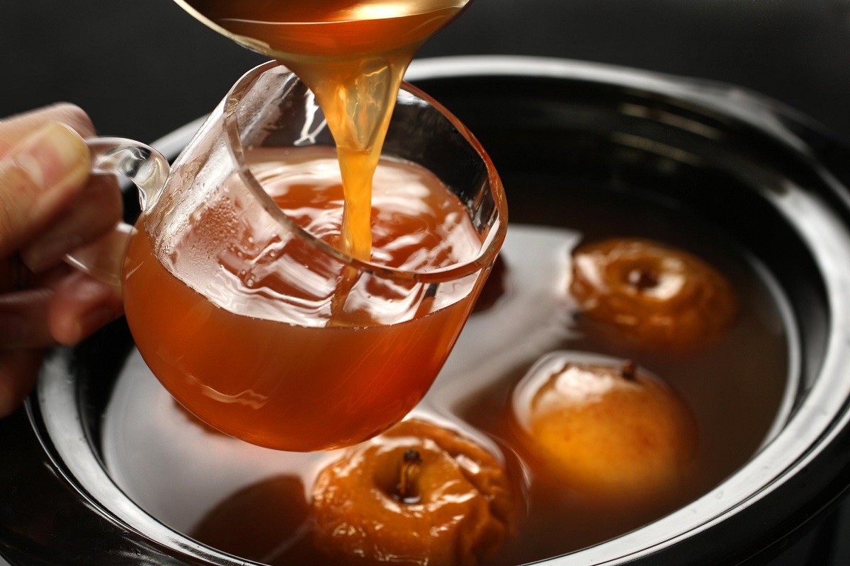 Spiced Apple Wassail - HungryForever Food Blog