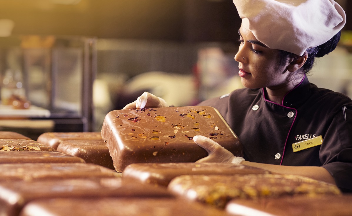 Fabelle Exquisite Chocolates Creates a 72 Kg Chocolate Bar to ...