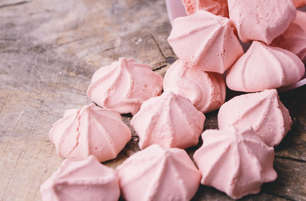 Christmas Peppermint Meringues Recipe - HungryForever Food Blog